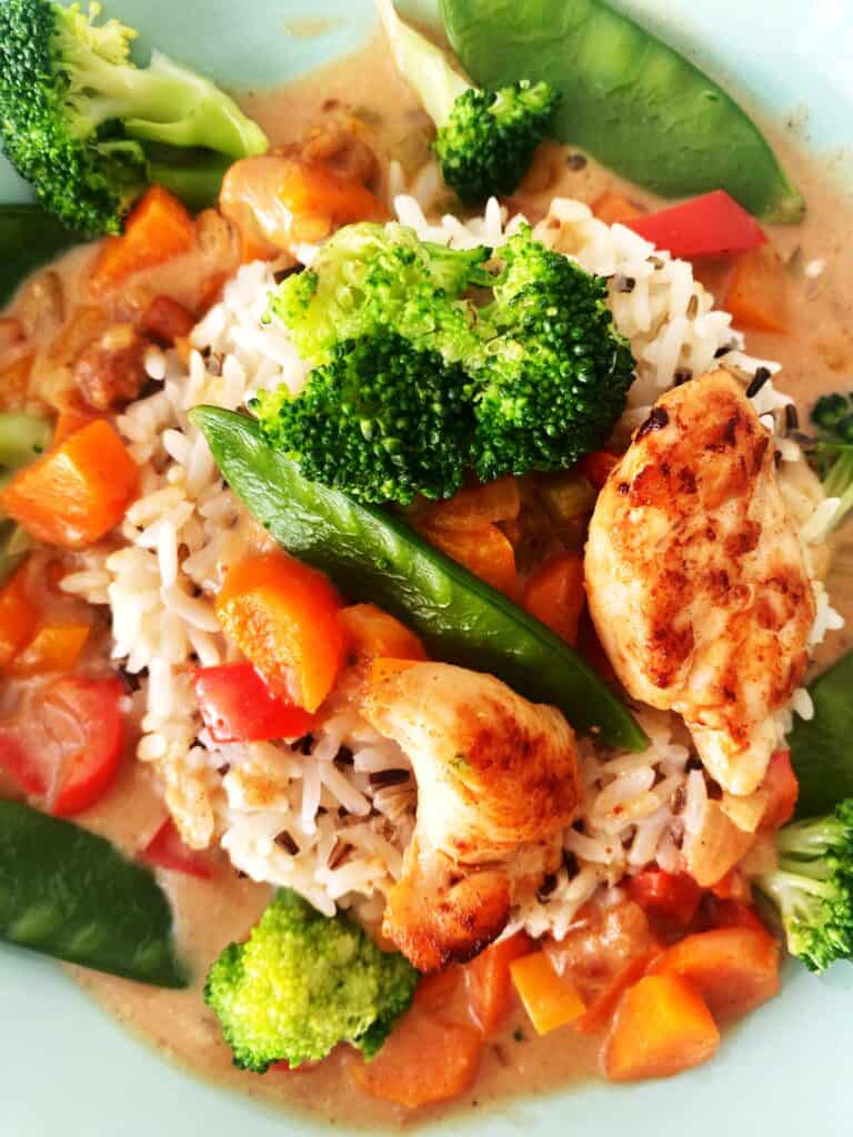 Wokgemüse mit Erdnusssoße und Hähnchen - inthekitchenwithsina.de