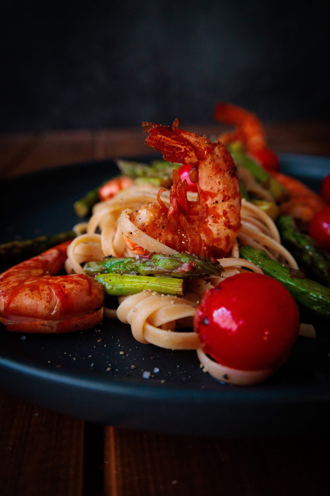 Pasta Mit Grunem Spargel Tomaten Und Garnelen