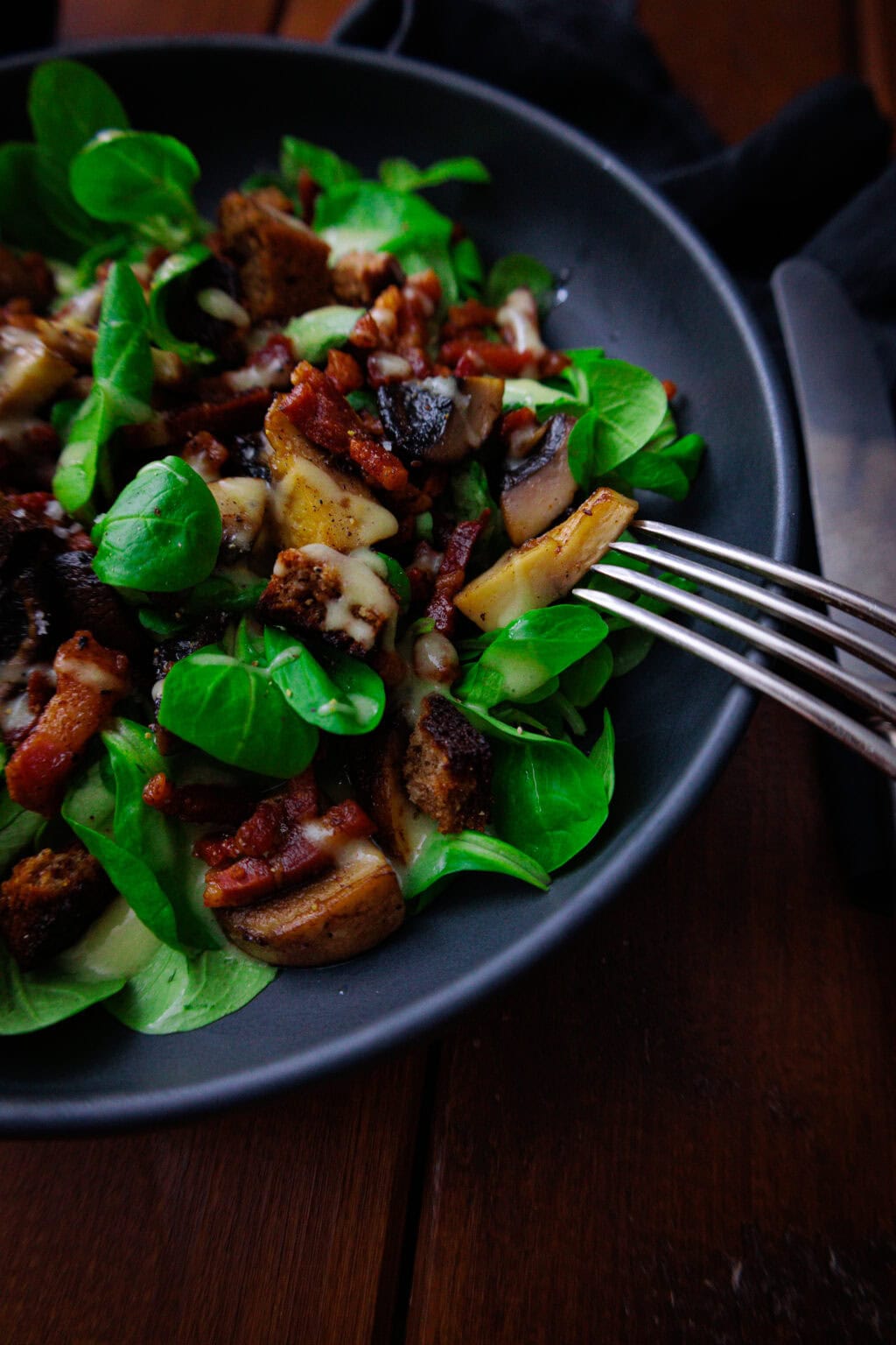 Feldsalat mit Kartoffeldressing Speck & Pilzen – Herzhaft, lauwarm ...